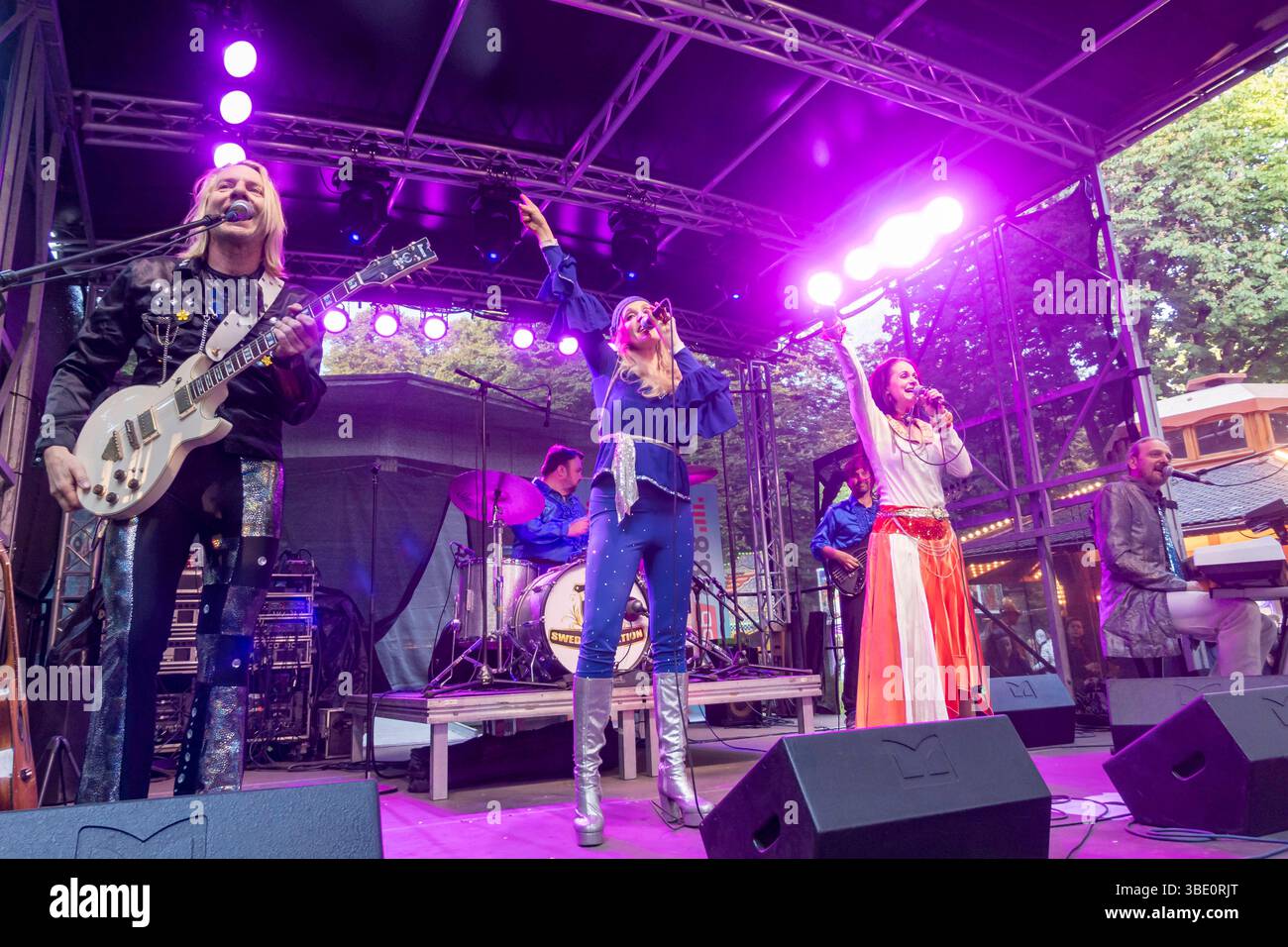 Gitarrist Sebastian Gurgel als Bjoern Ulvaeus, Saengerin Saskia Tanfal ...