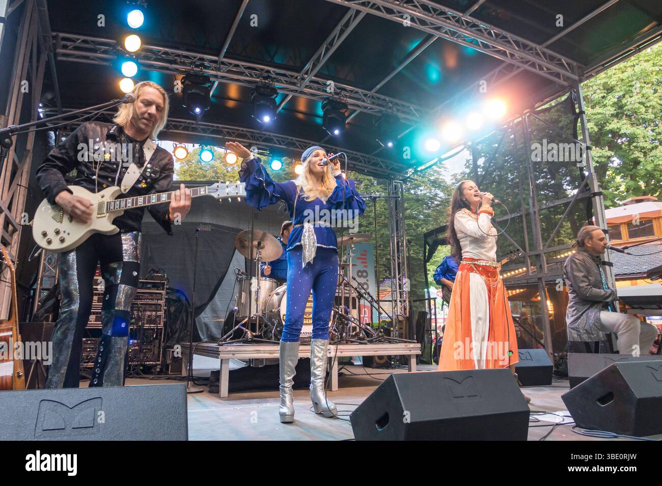 Gitarrist Sebastian Gurgel als Bjoern Ulvaeus, Saengerin Saskia Tanfal ...