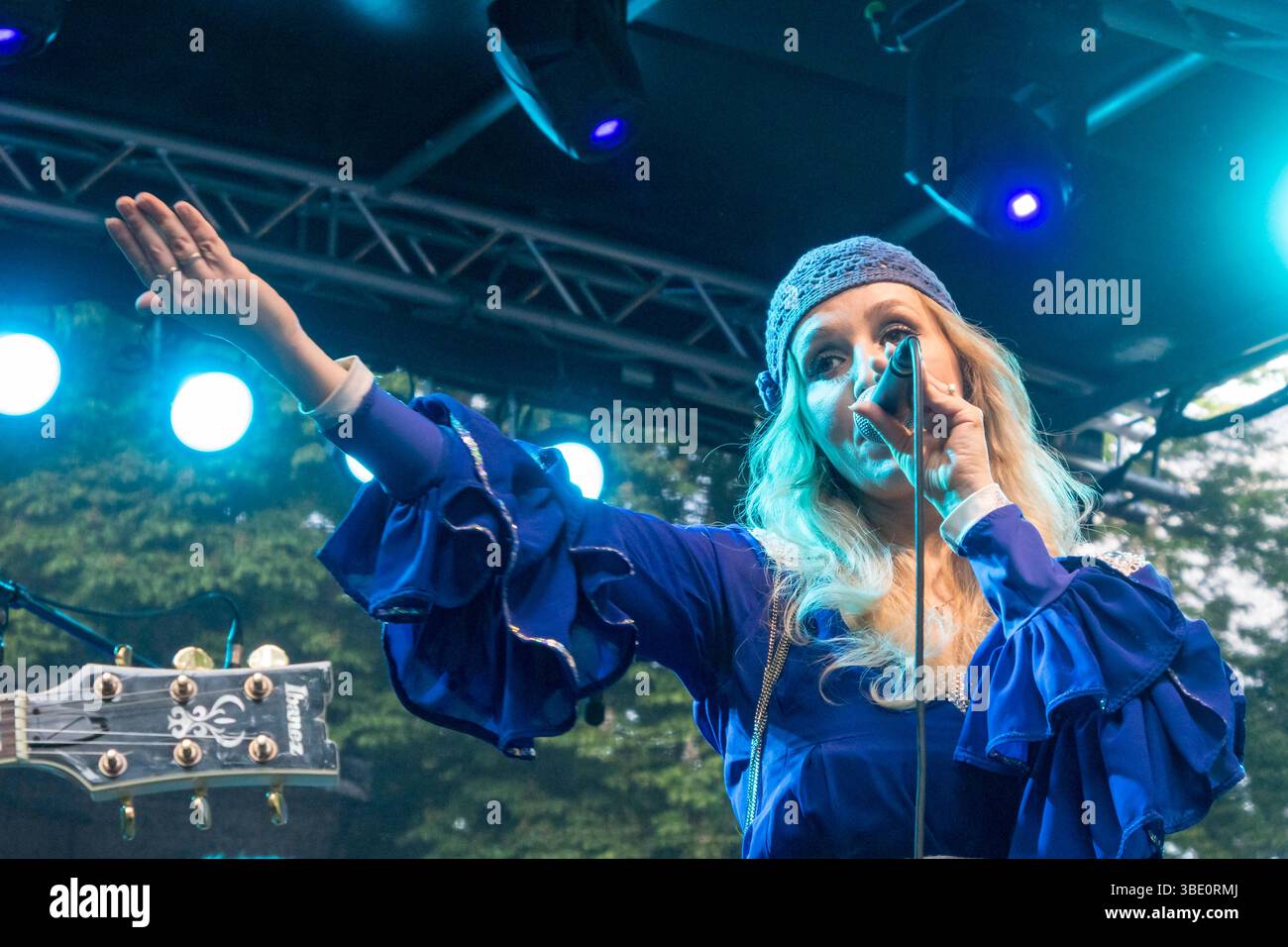 Saengerin Saskia Tanfal als Agnetha Faeltskog der Gruppe Swede ...