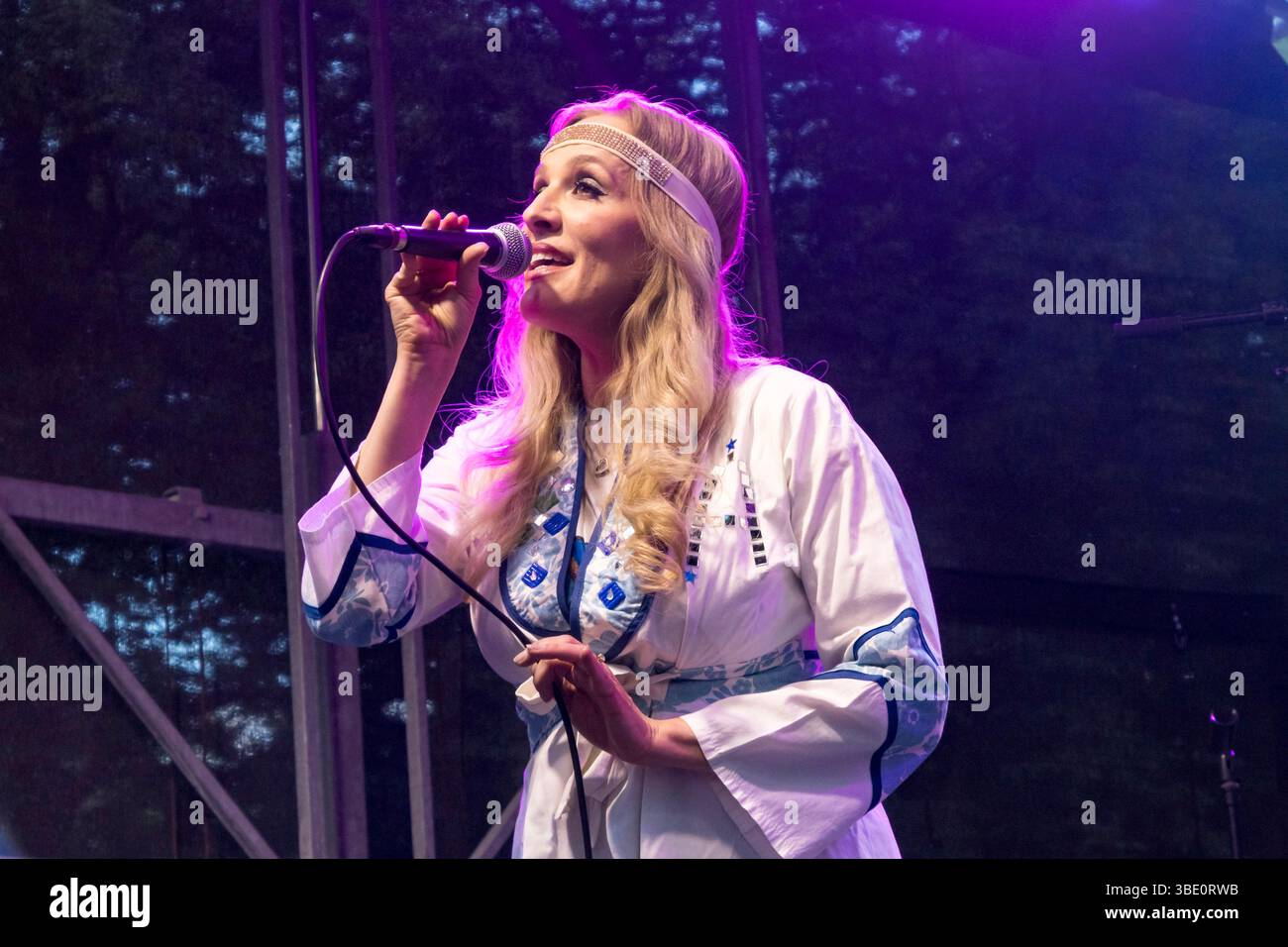 Saengerin Saskia Tanfal als Agnetha Faeltskog der Gruppe Swede ...