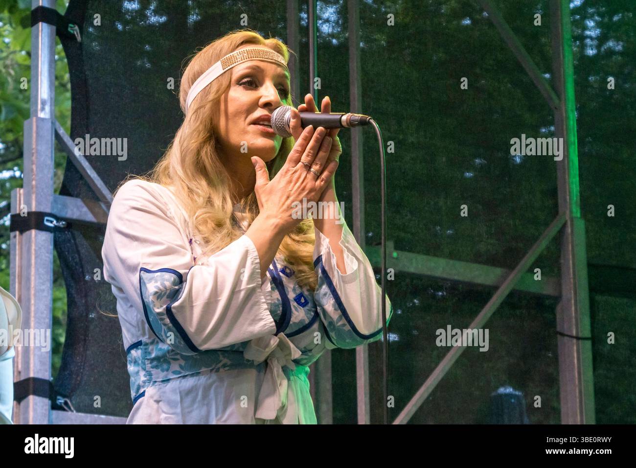 Saengerin Saskia Tanfal als Agnetha Faeltskog der Gruppe Swede ...