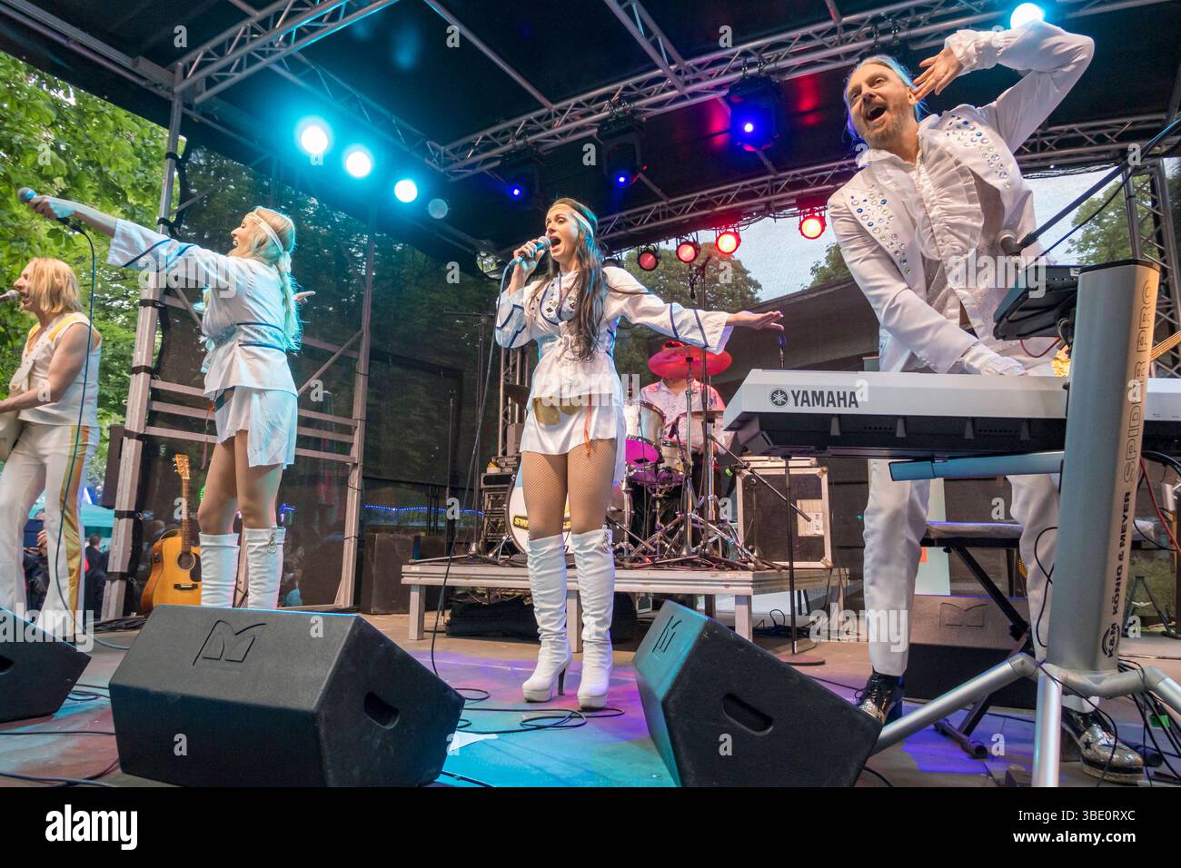 Gitarrist Sebastian Gurgel als Bjoern Ulvaeus, Saengerin Saskia Tanfal ...