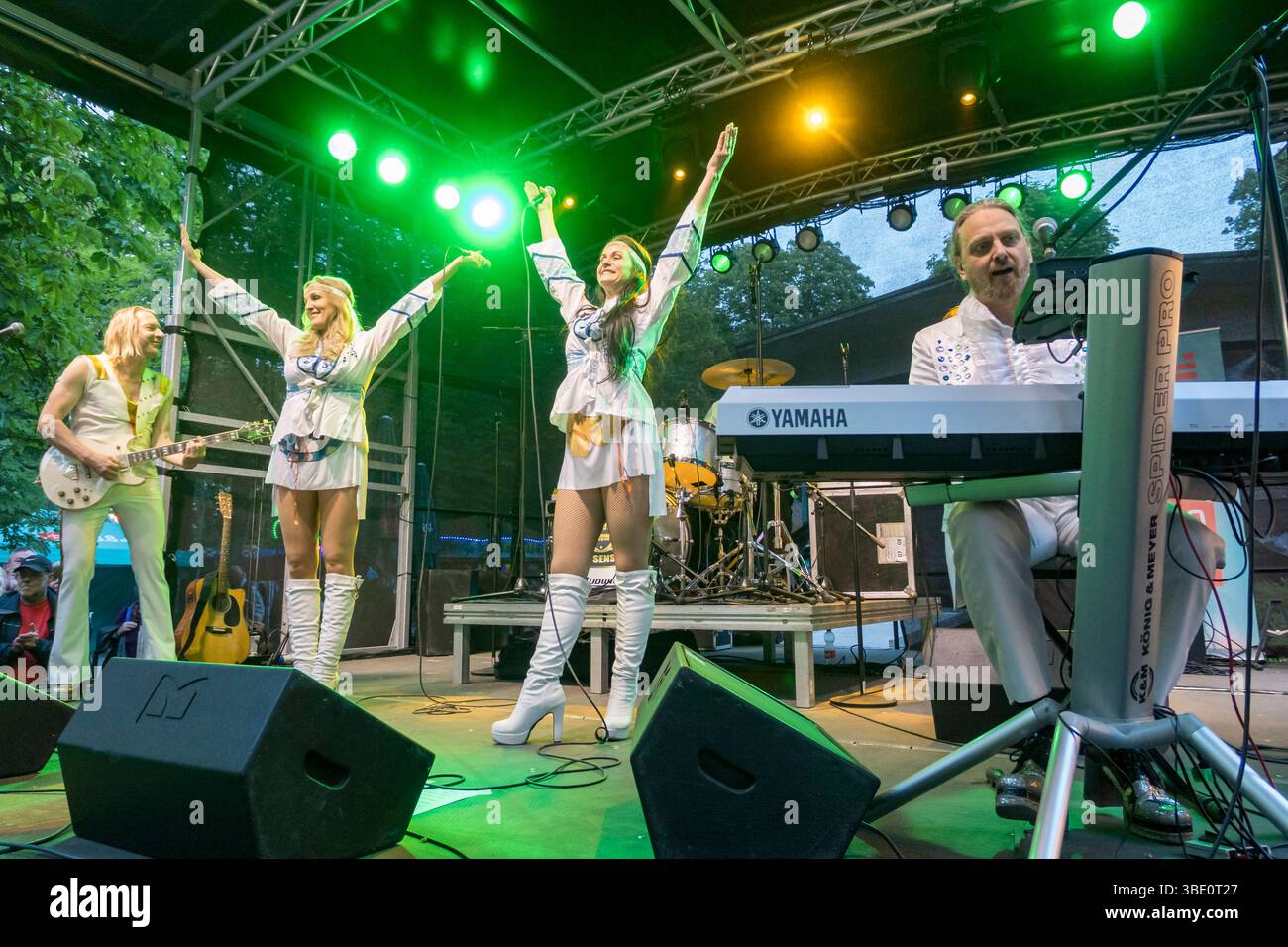 Gitarrist Sebastian Gurgel als Bjoern Ulvaeus, Saengerin Saskia Tanfal ...