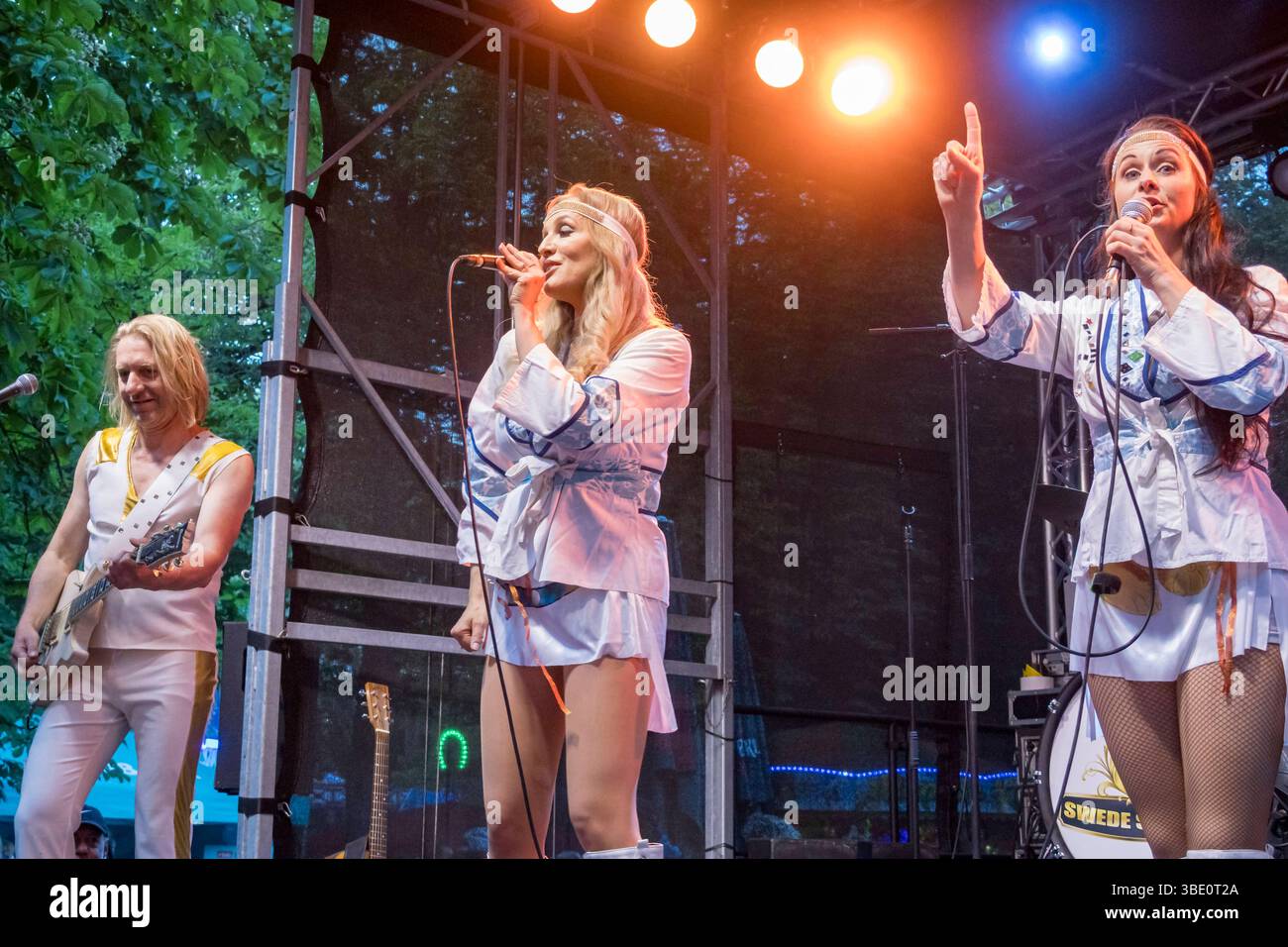 Gitarrist Sebastian Gurgel als Bjoern Ulvaeus, Saengerin Saskia Tanfal ...