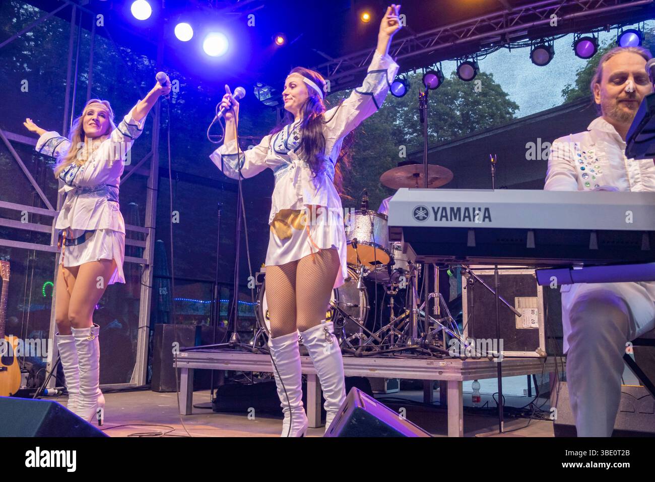 Saengerin Saskia Tanfal als Agnetha Faeltskog, Saengerin Sara Mosquera ...