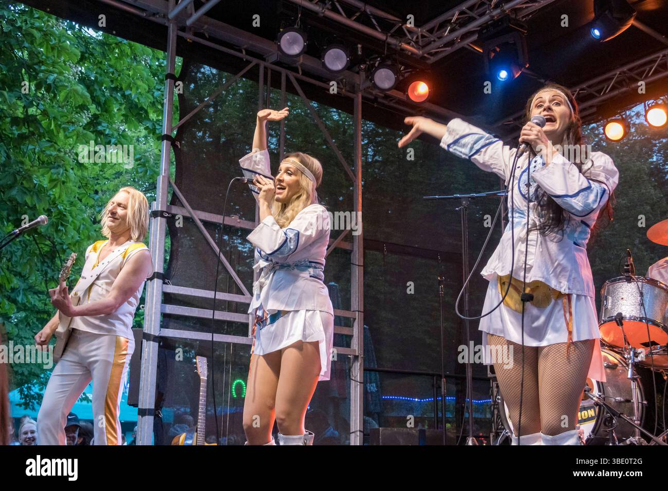 Gitarrist Sebastian Gurgel als Bjoern Ulvaeus, Saengerin Saskia Tanfal ...