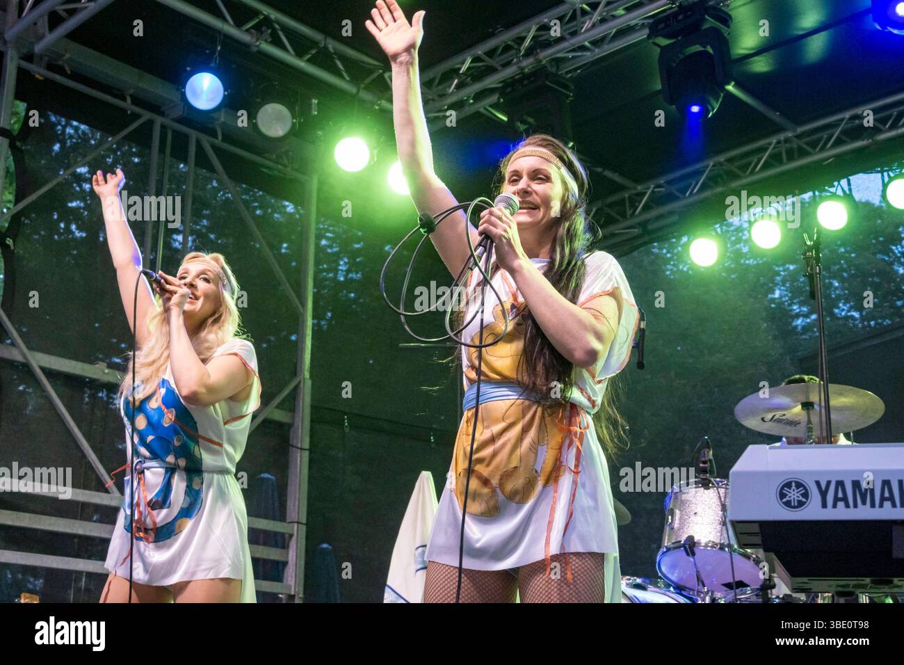 Saengerin Saskia Tanfal als Agnetha Faeltskog, Saengerin Sara Mosquera ...