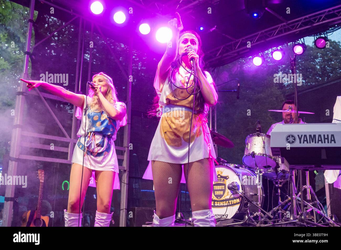 Saengerin Saskia Tanfal als Agnetha Faeltskog, Saengerin Sara Mosquera ...