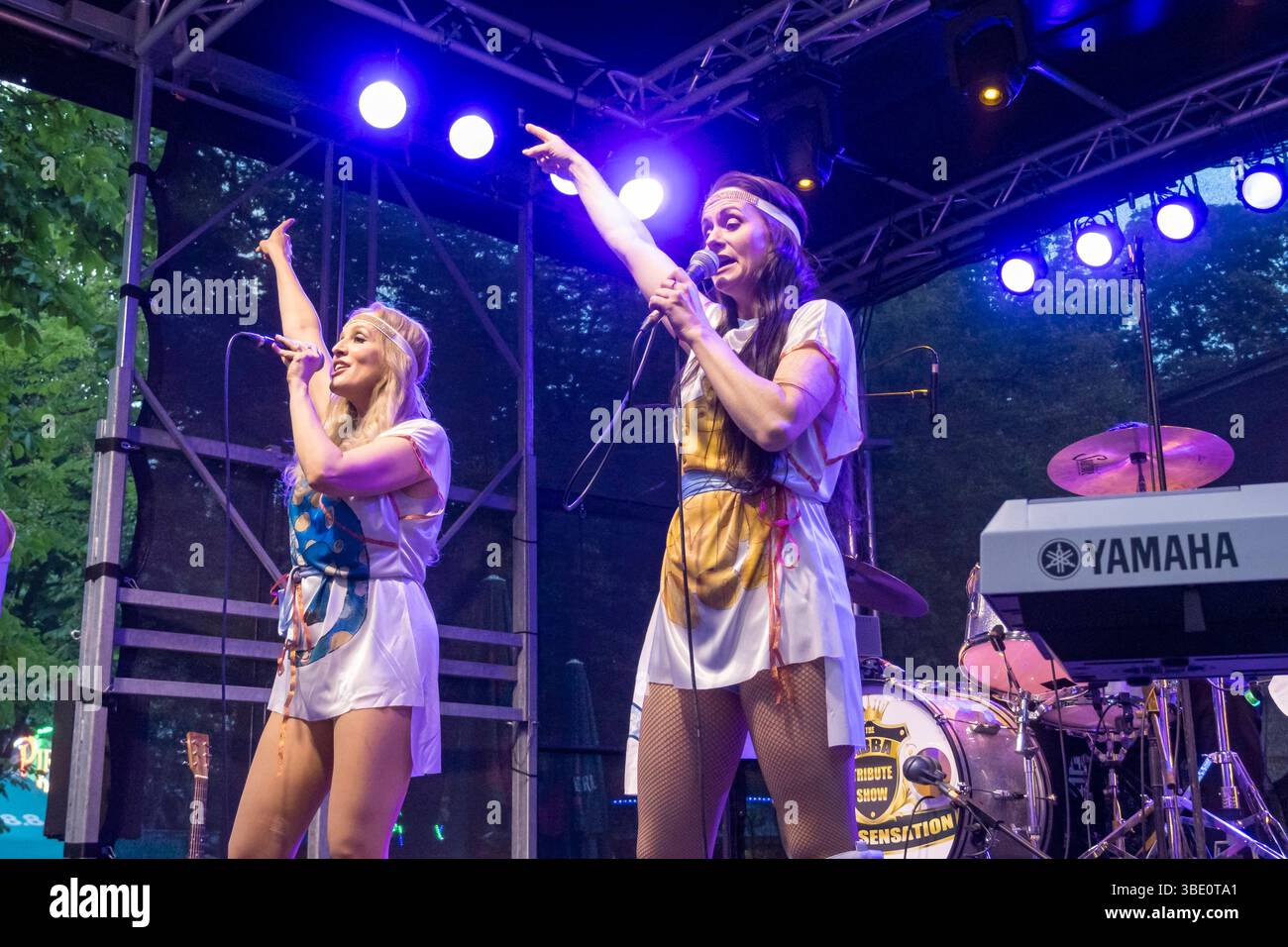 Saengerin Saskia Tanfal als Agnetha Faeltskog, Saengerin Sara Mosquera ...