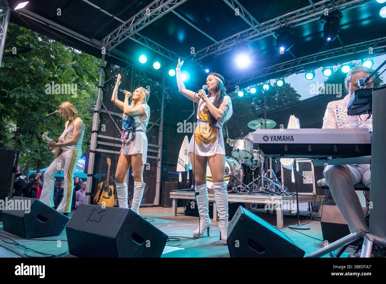 Gitarrist Sebastian Gurgel als Bjoern Ulvaeus, Saengerin Saskia Tanfal ...