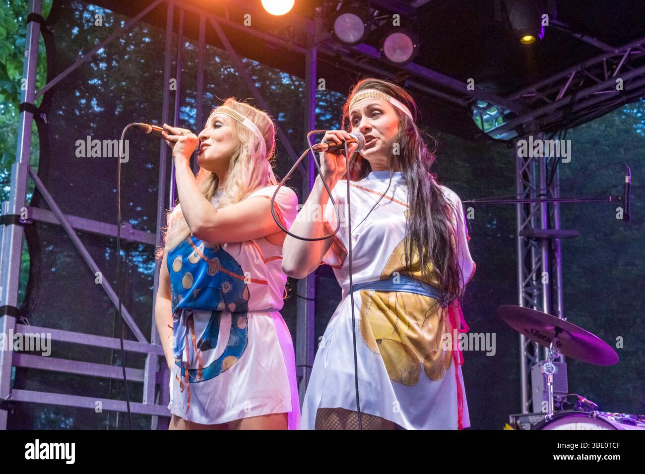 Saengerin Saskia Tanfal als Agnetha Faeltskog, Saengerin Sara Mosquera ...