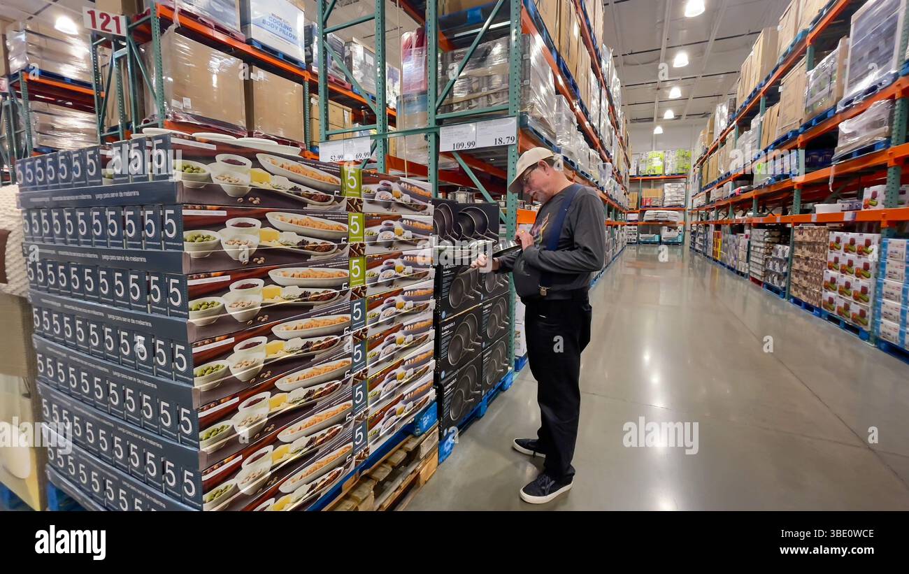 Inside Costco Wholesale Store. A male customer looks at copy paper Stock Photo - Alamy