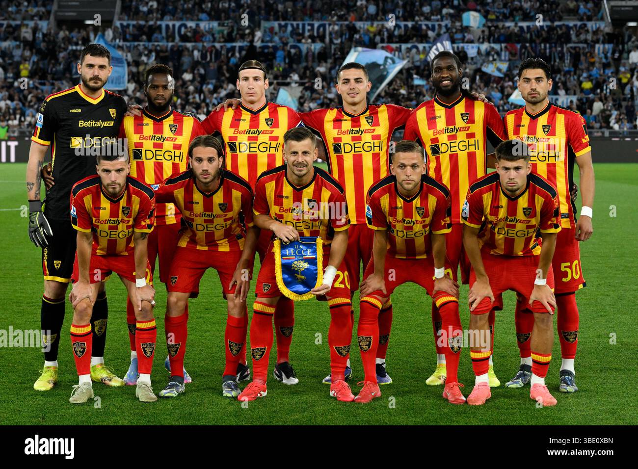 Lecce players pose for a team photo during the Serie A football match ...