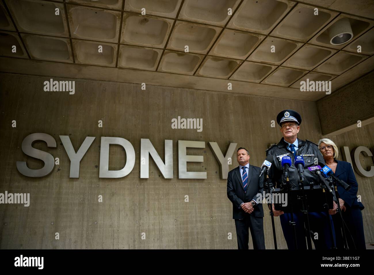 (L-R) NSW Commander of State Crime Command's Criminal Groups Squad ...