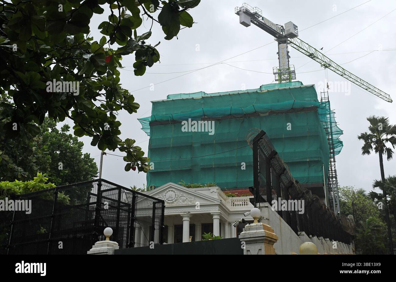 Mumbai, India. 26th May, 2025. Bollywood actor Shahrukh Khan's iconic ...