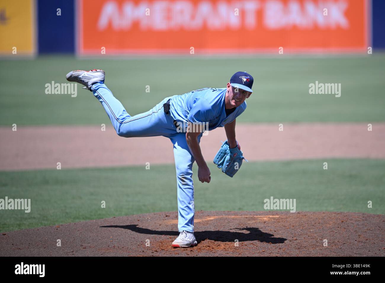 Toronto Blue Jays starting pitcher Chris Bassitt throws to home plate ...
