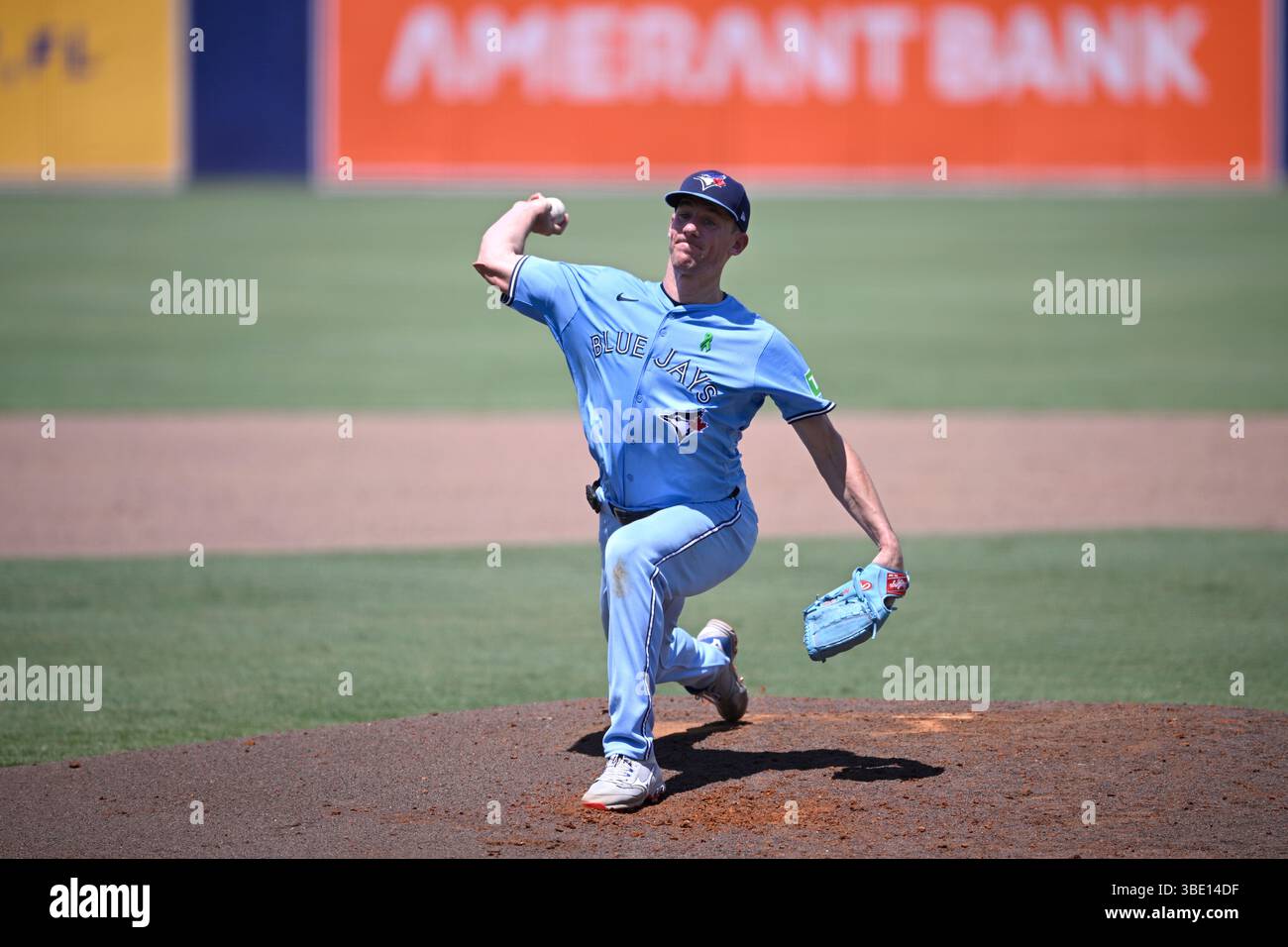 Toronto Blue Jays starting pitcher Chris Bassitt throws to home plate ...