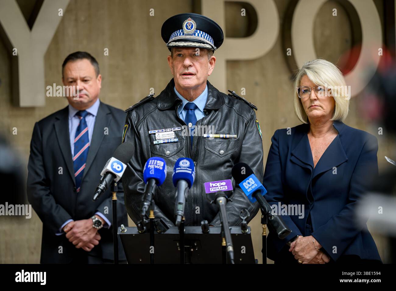(L-R) NSW Commander of State Crime Command's Criminal Groups Squad ...