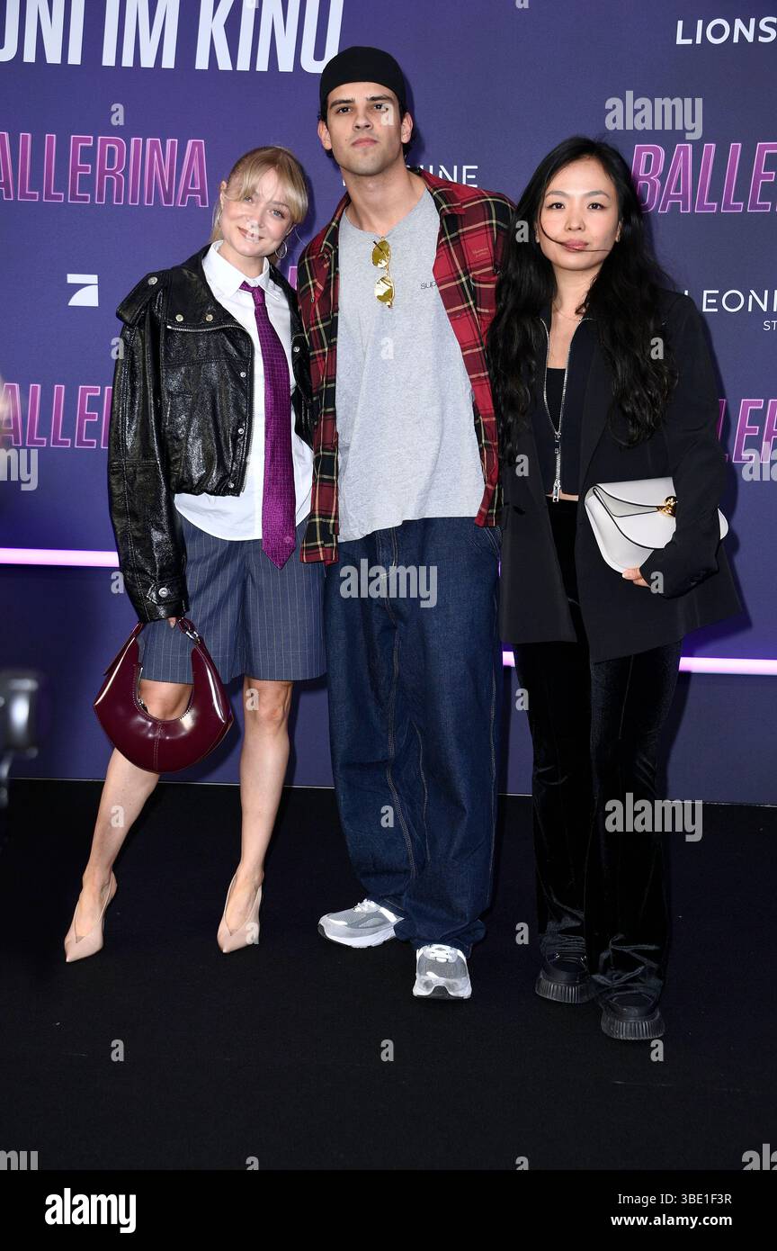 Anna Engelschall, Ilyes Raoul and Andrea Guo bei der Premiere des ...