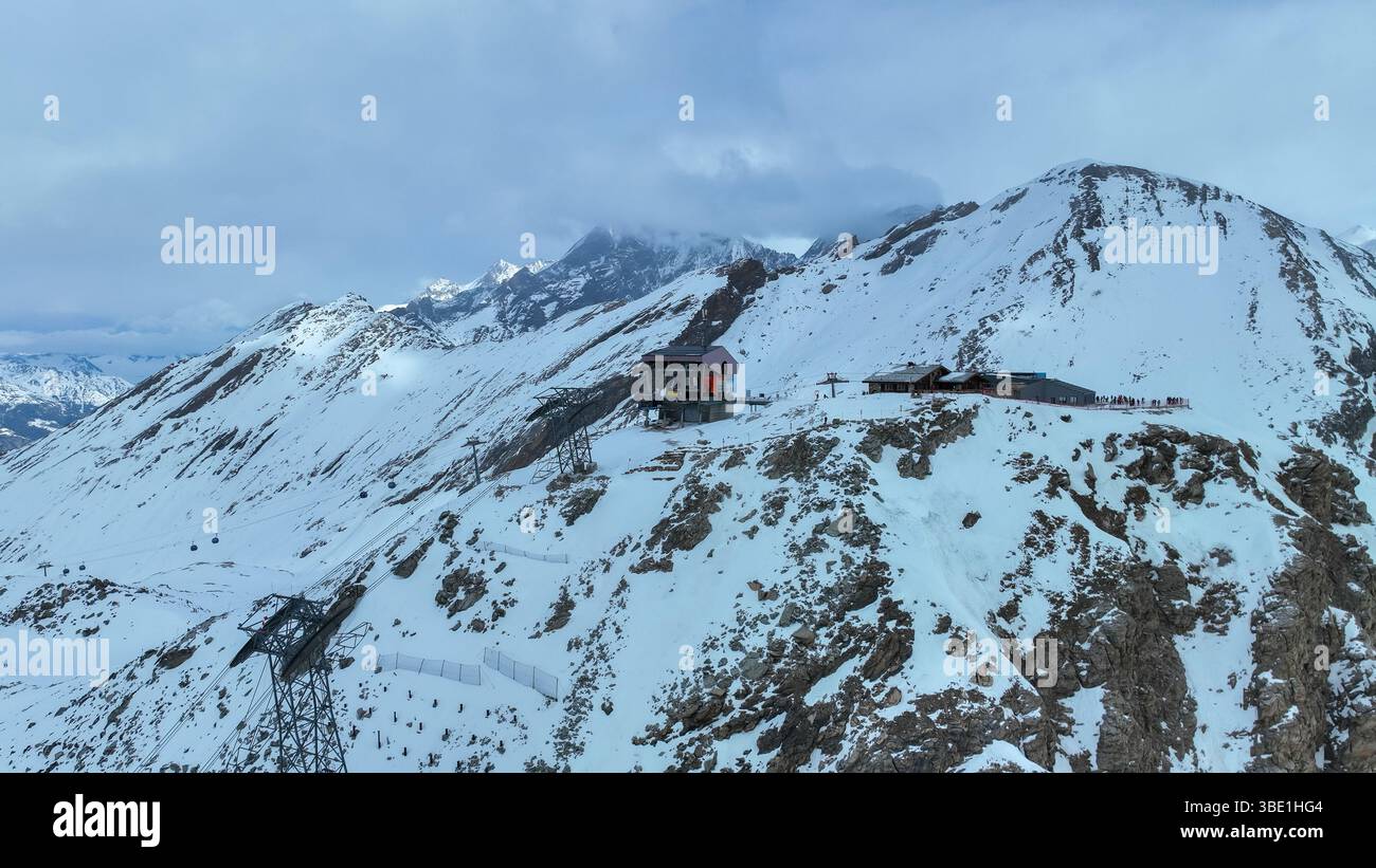 The Blauhorn-Rothorn cable car leaving the Rothorn station Stock Photo ...