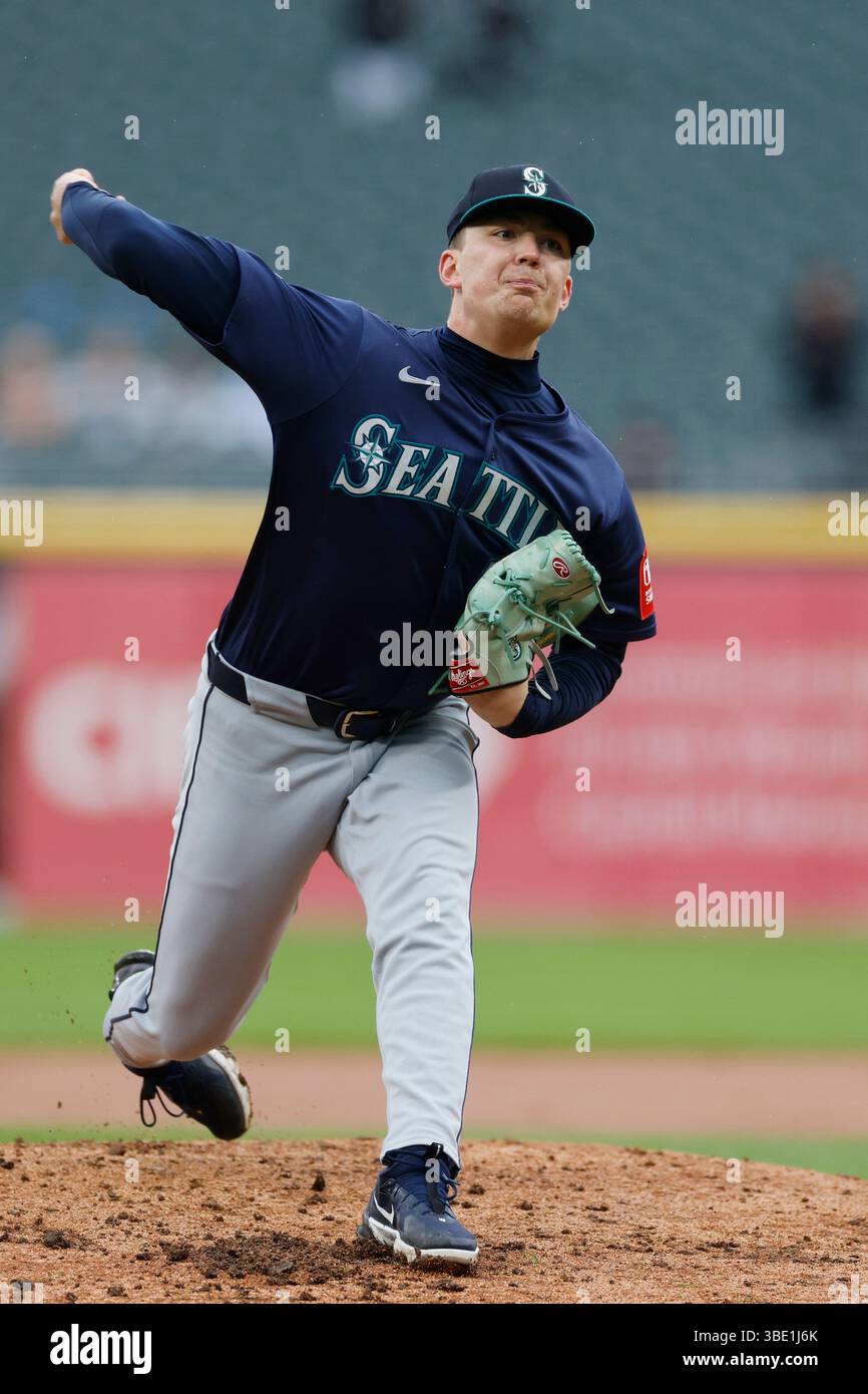 CHICAGO, IL - MAY 21: Seattle Mariners pitcher Logan Evans #73 delivers ...