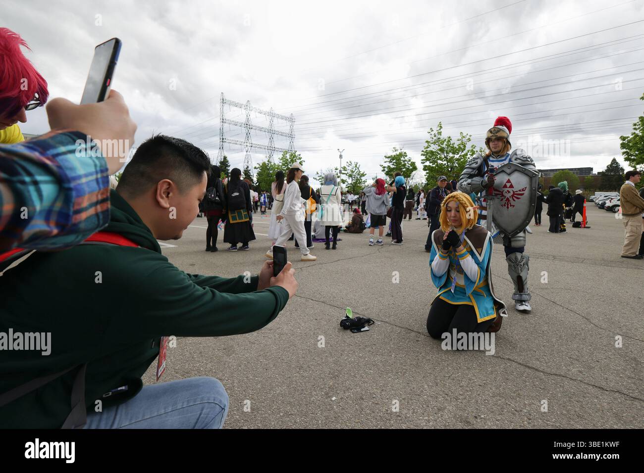 Toronto, Canada.25th May 2025. Fans take photos of anime cosplayers ...