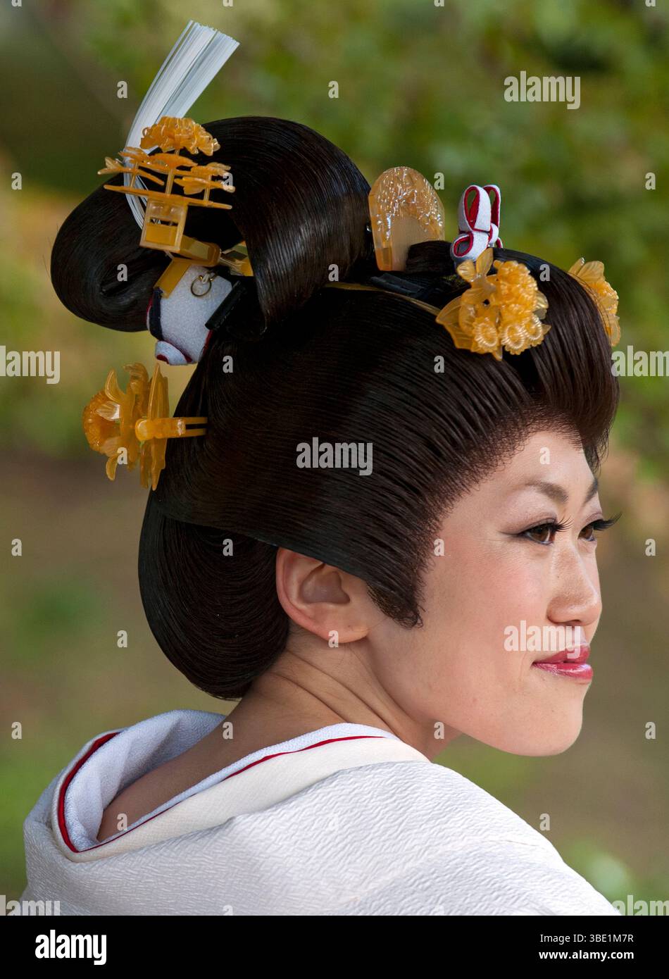 Japanese wedding bride wearing a traditional "shiromuku" white kimono ...