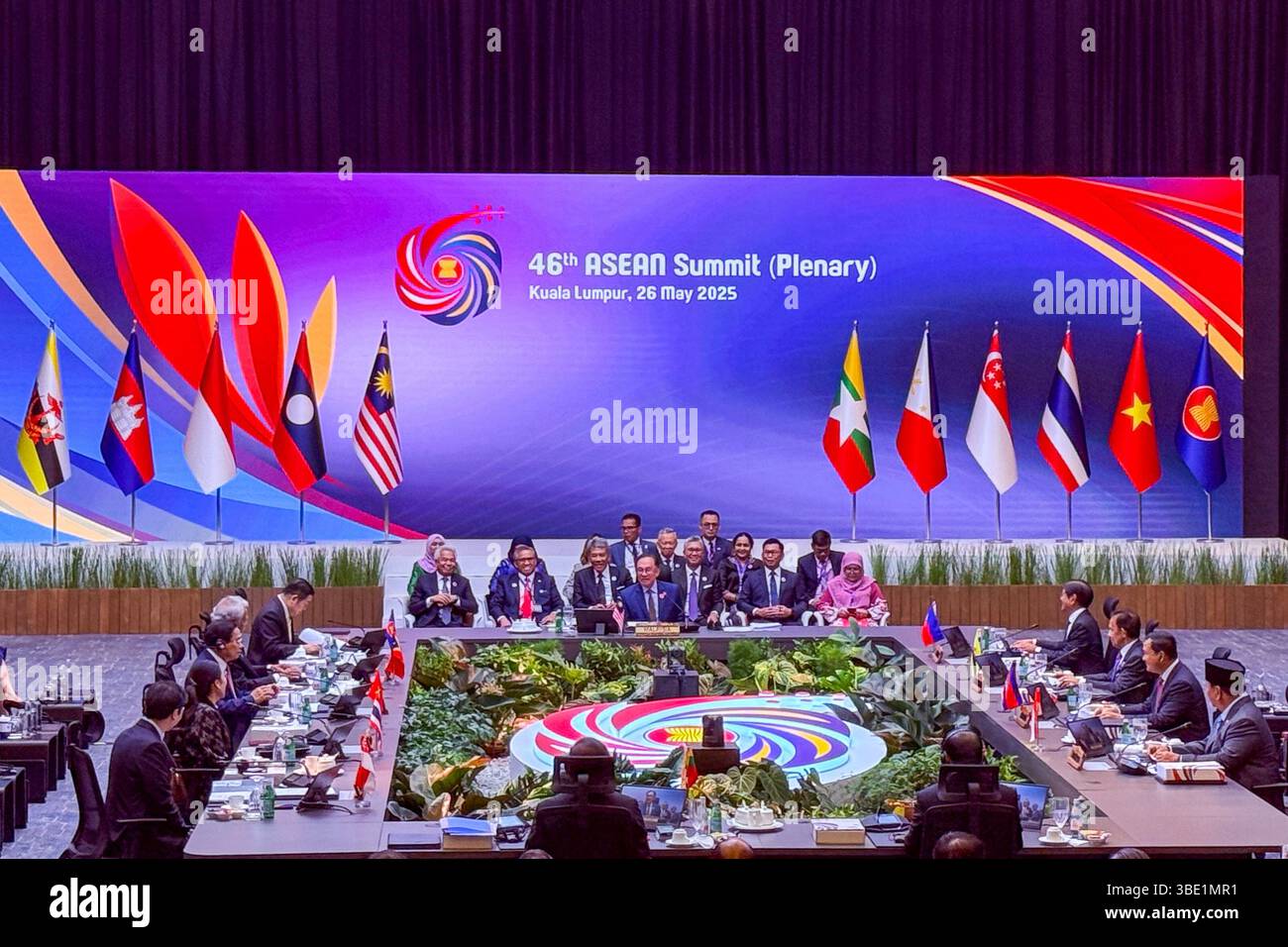 Kuala Lumpur, Malaysia.26th May 2025. Malaysia's Prime Minister Anwar Ibrahim (C) speaks during ...