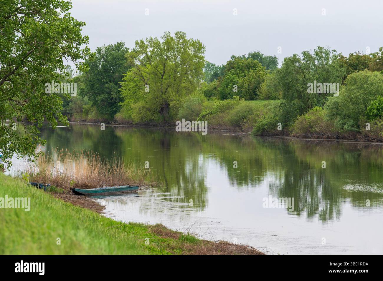 View still waters mirror hi-res stock photography and images - Alamy