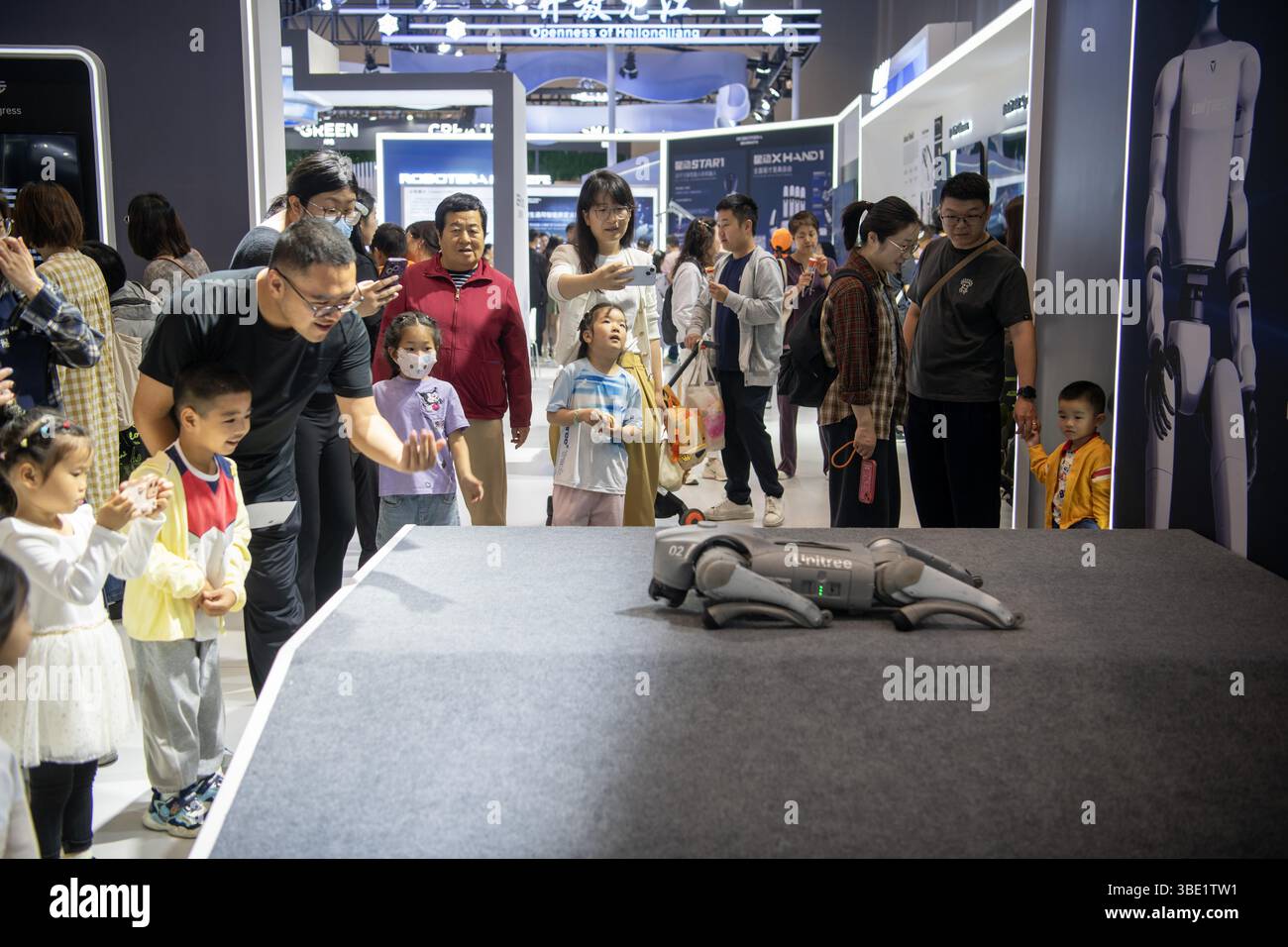 People visit the 4th China-CEEC Expo & International Consumer Goods ...