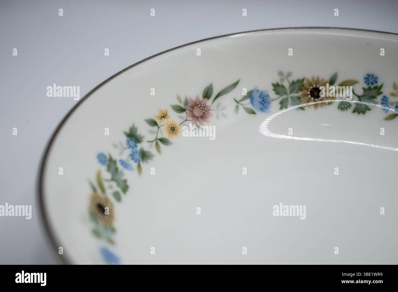 White vintage empty plate hi-res stock photography and images - Alamy