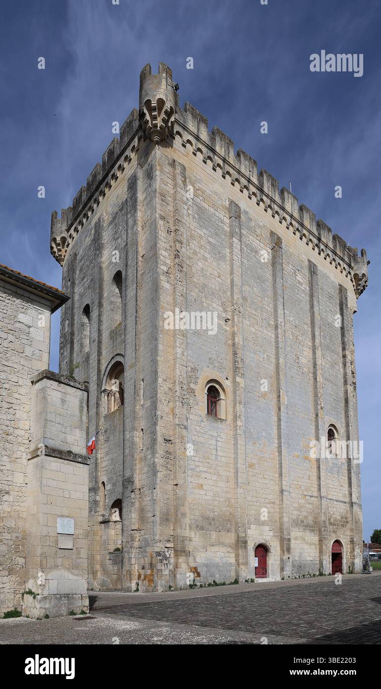 Old houses next castle hi-res stock photography and images - Alamy
