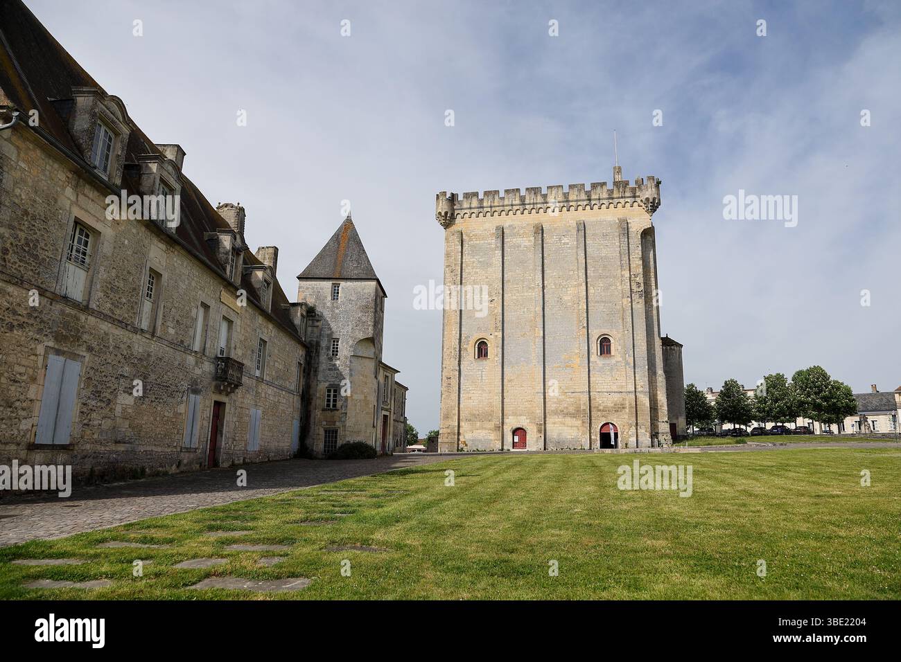 Old houses next castle hi-res stock photography and images - Alamy
