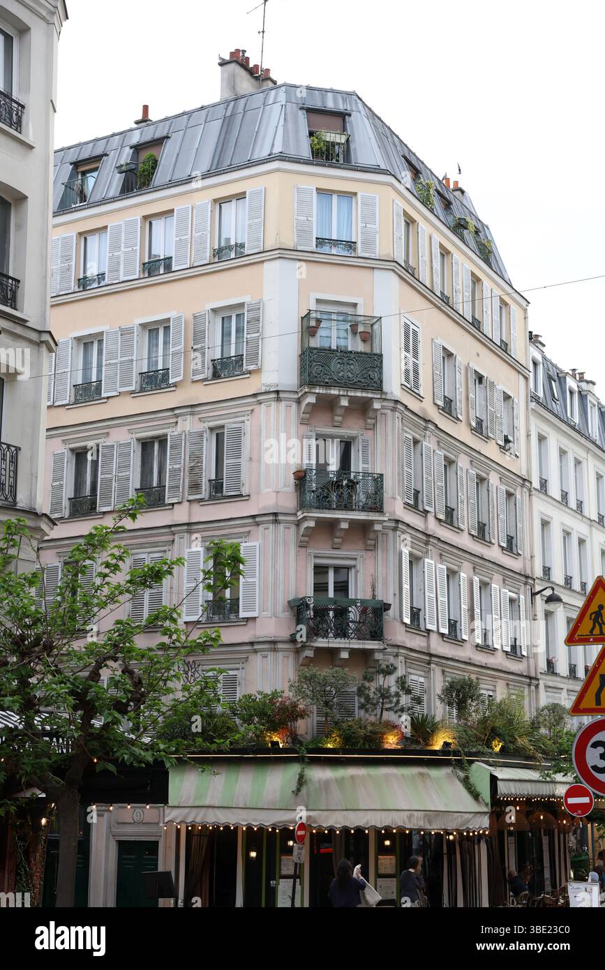 Corner building cafe paris hi-res stock photography and images - Alamy