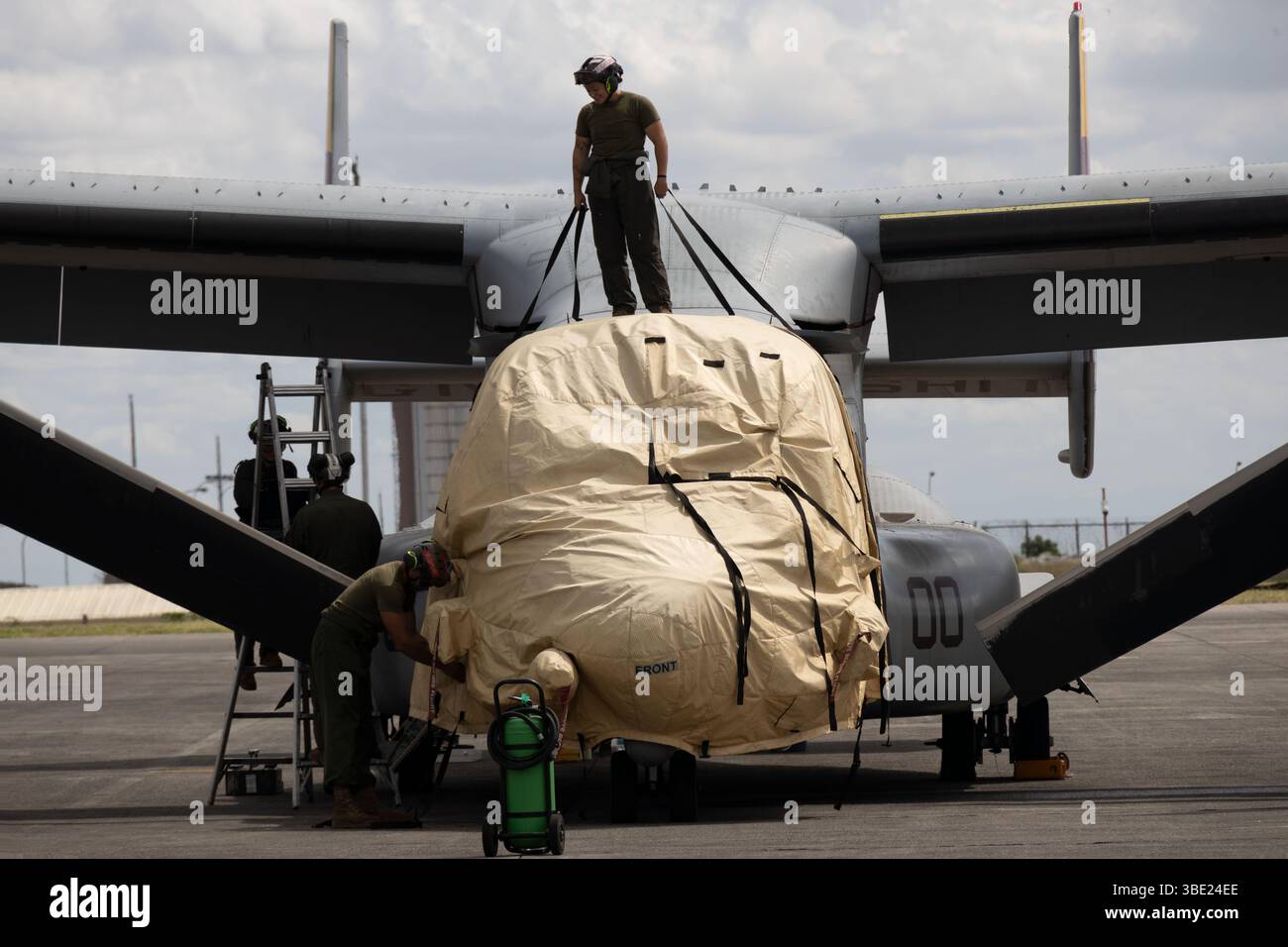U.S. Marines with Marine Medium Tiltrotor Squadron (VMM) 364, Marine ...