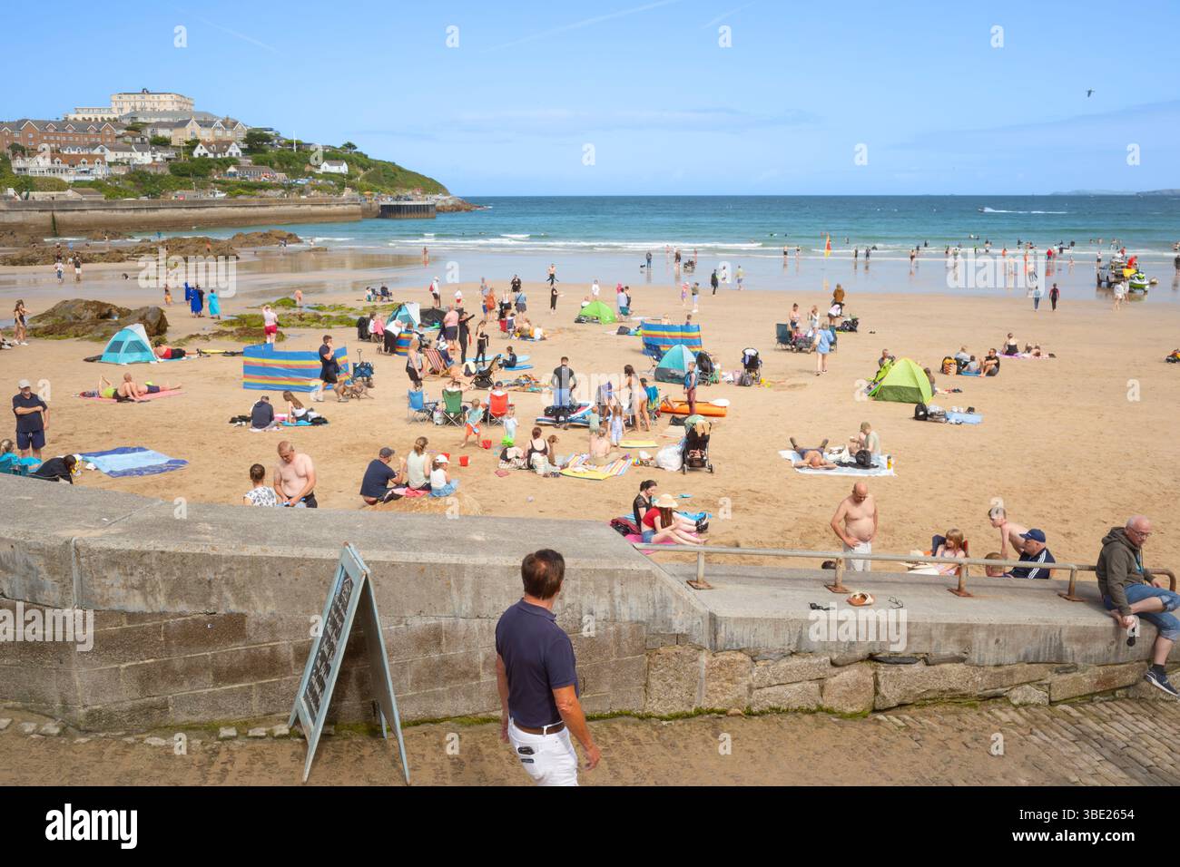 Holidaymakers relaxing on Towan Beach in Newquay in Cornwall in the UK ...