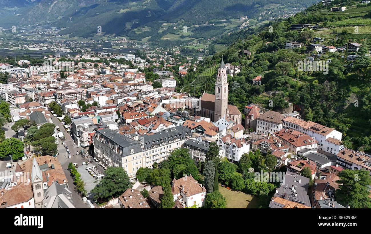 Hier der Blick auf die Kurstadt Meran, Merano, Meraner Land ...