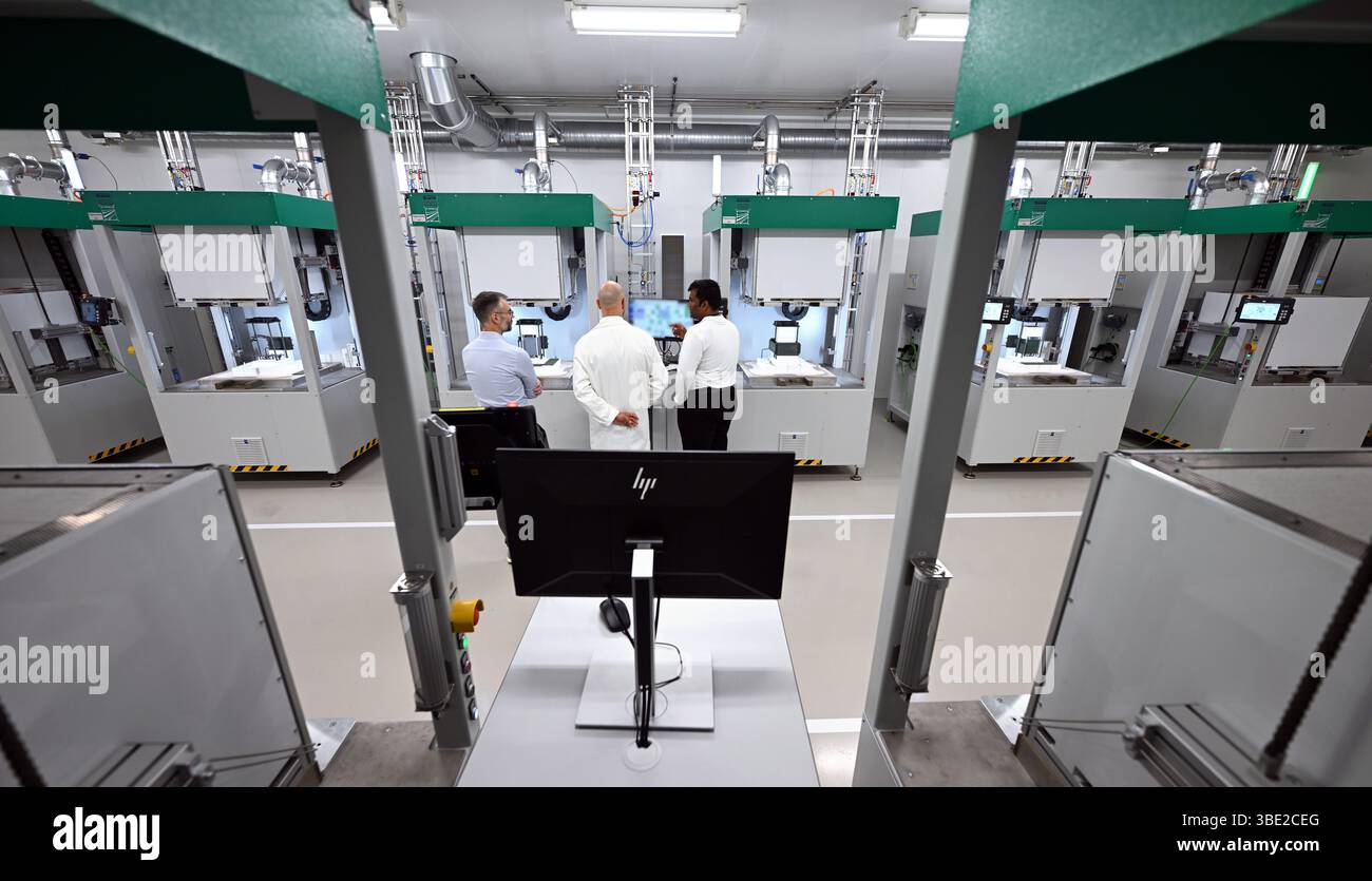 Arnstadt, Germany. 27th May, 2025. Employees stand at a workstation in ...