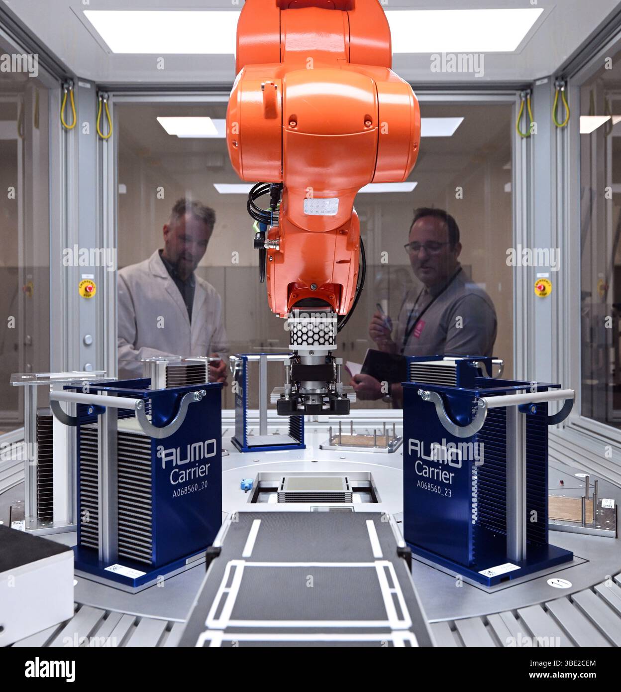 Arnstadt, Germany. 27th May, 2025. Employees stand at the so-called ...