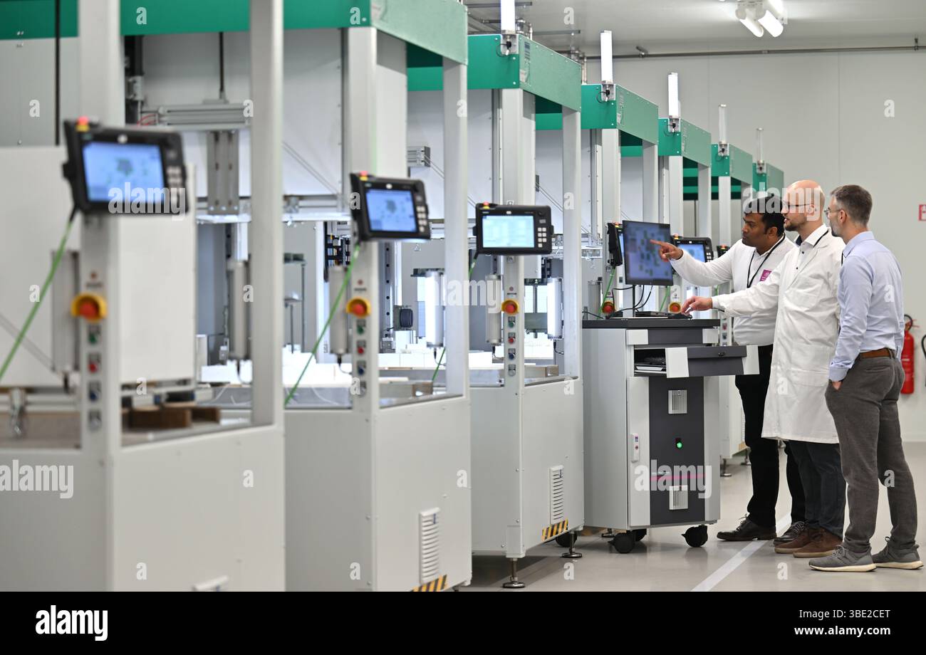 Arnstadt, Germany. 27th May, 2025. Employees stand at a workstation in ...