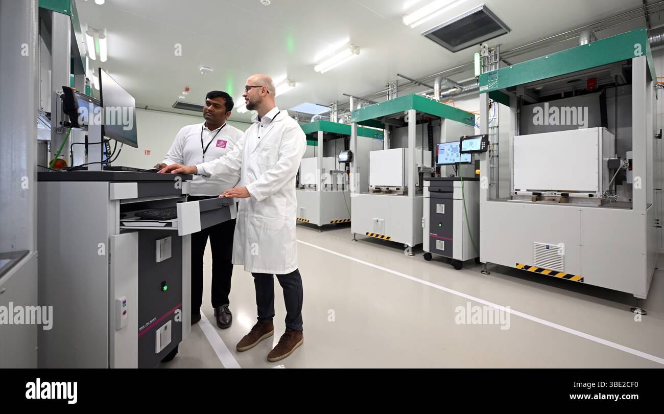Arnstadt, Germany. 27th May, 2025. Employees stand at a workstation in ...