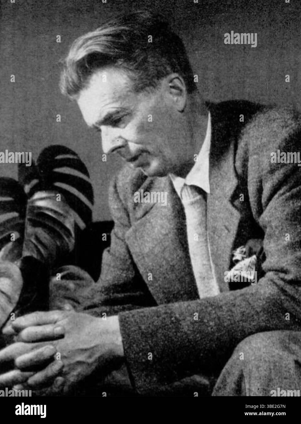 ALDOUS HUXLEY (1894-1963) English writer and philosopher in 1954 Stock ...