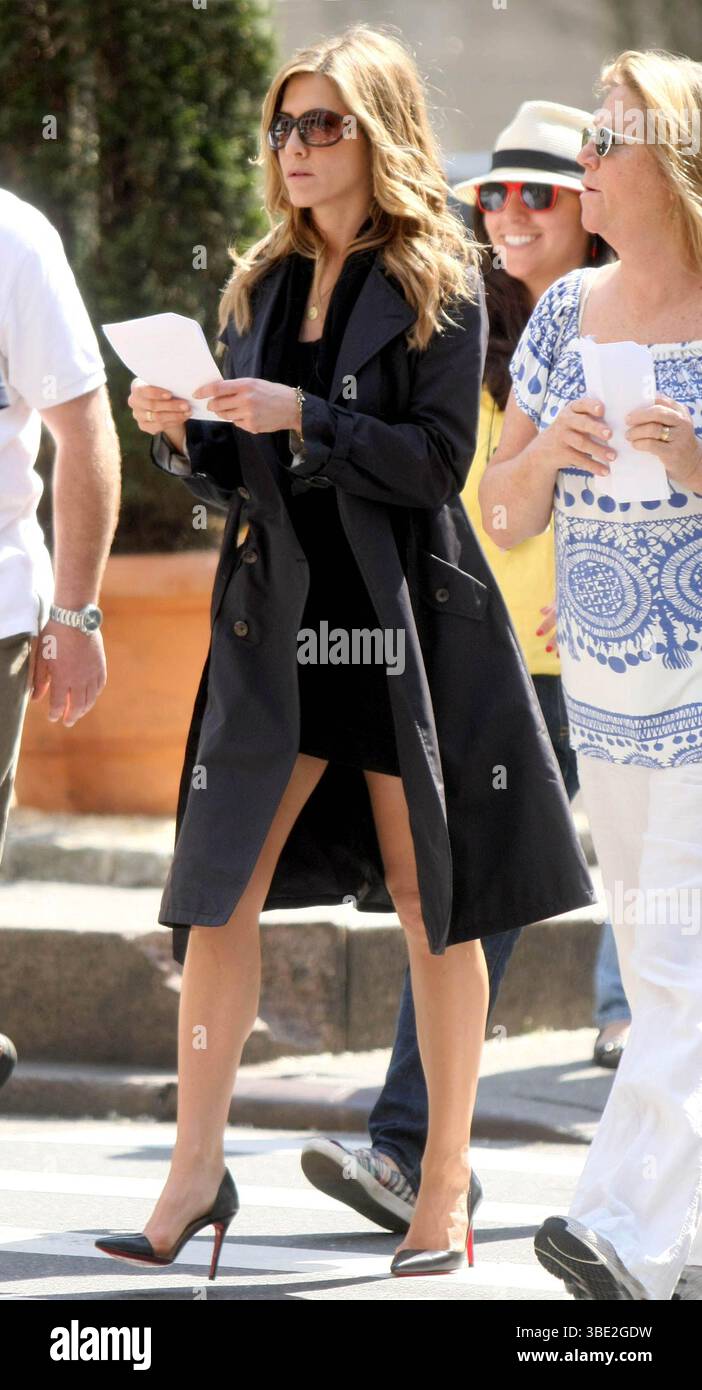 Jennifer Aniston on the set of "The Baster" in New York City - 27 April ...