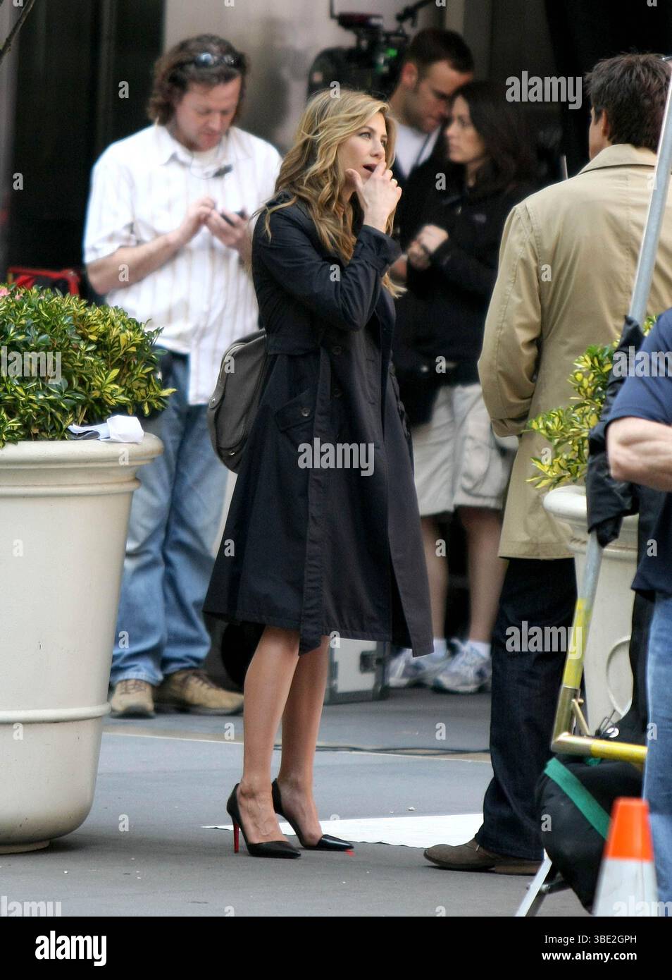 Jennifer Aniston on the set of "The Baster" in New York City - 27 April ...