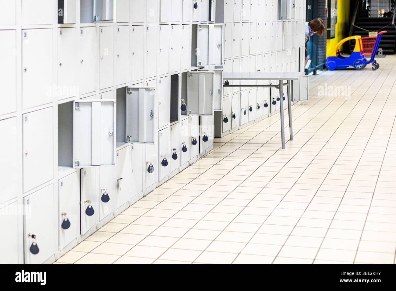 Supermarket entry lockers hi-res stock photography and images - Alamy