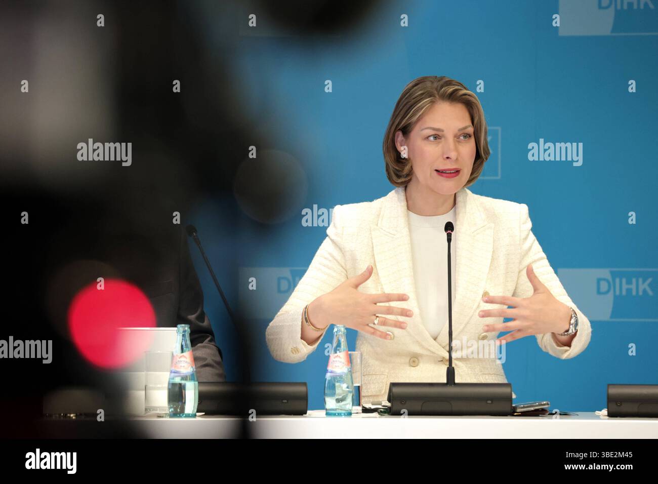 Helena Melnikov, Hauptgeschäftsführerin DIHK, PK zu - DIHK-Konjunkturumfrage Frühsommer 2025 ...