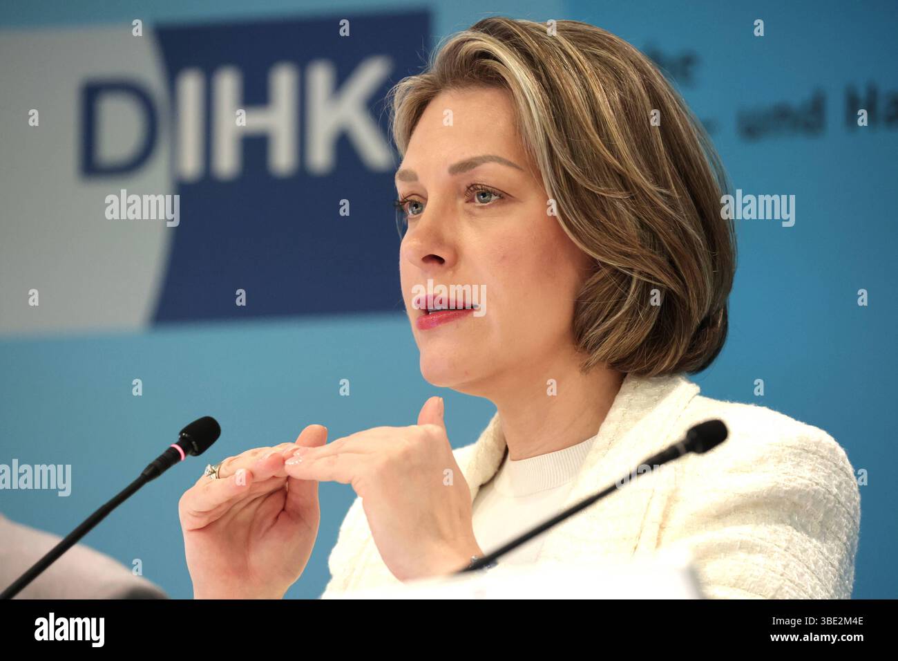 Helena Melnikov, Hauptgeschäftsführerin DIHK,PK zu - DIHK-Konjunkturumfrage Frühsommer 2025, DEU ...