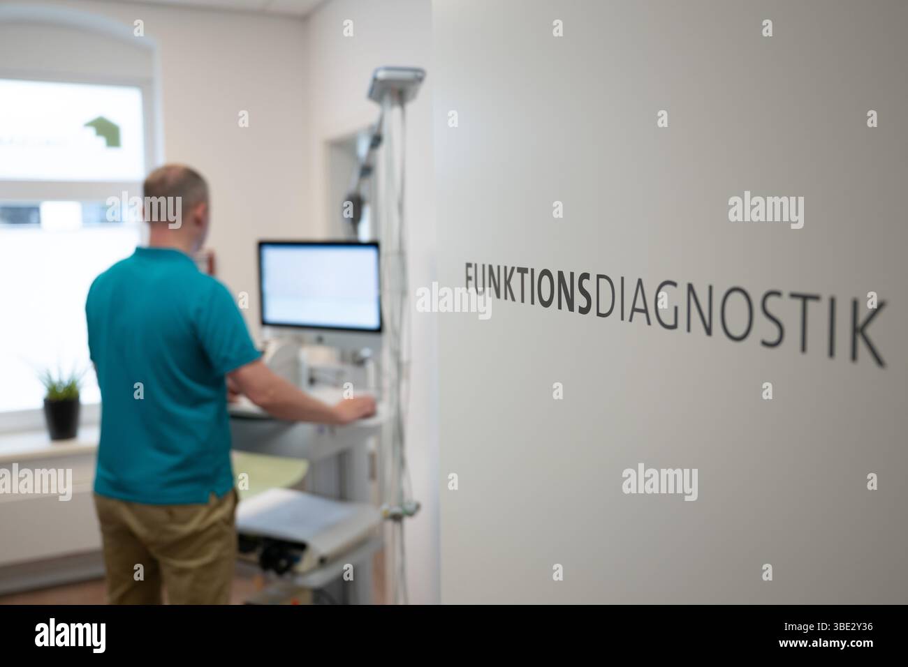 Dresden, Germany. 27th May, 2025. A GP stands at a computer in the functional diagnostics ...