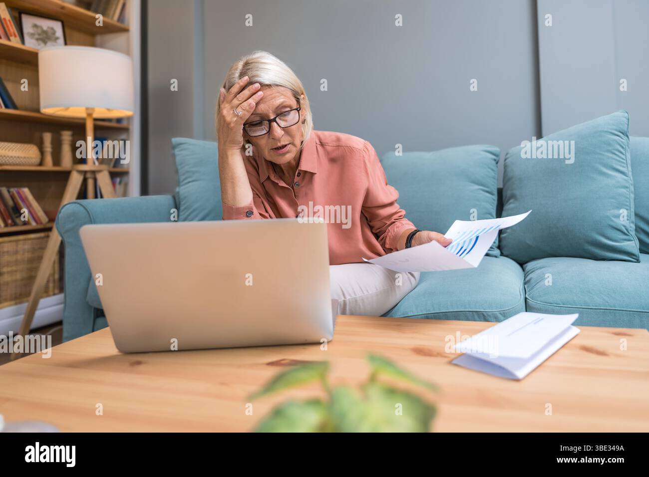 Senior woman shocked unexpectedly hi-res stock photography and images ...