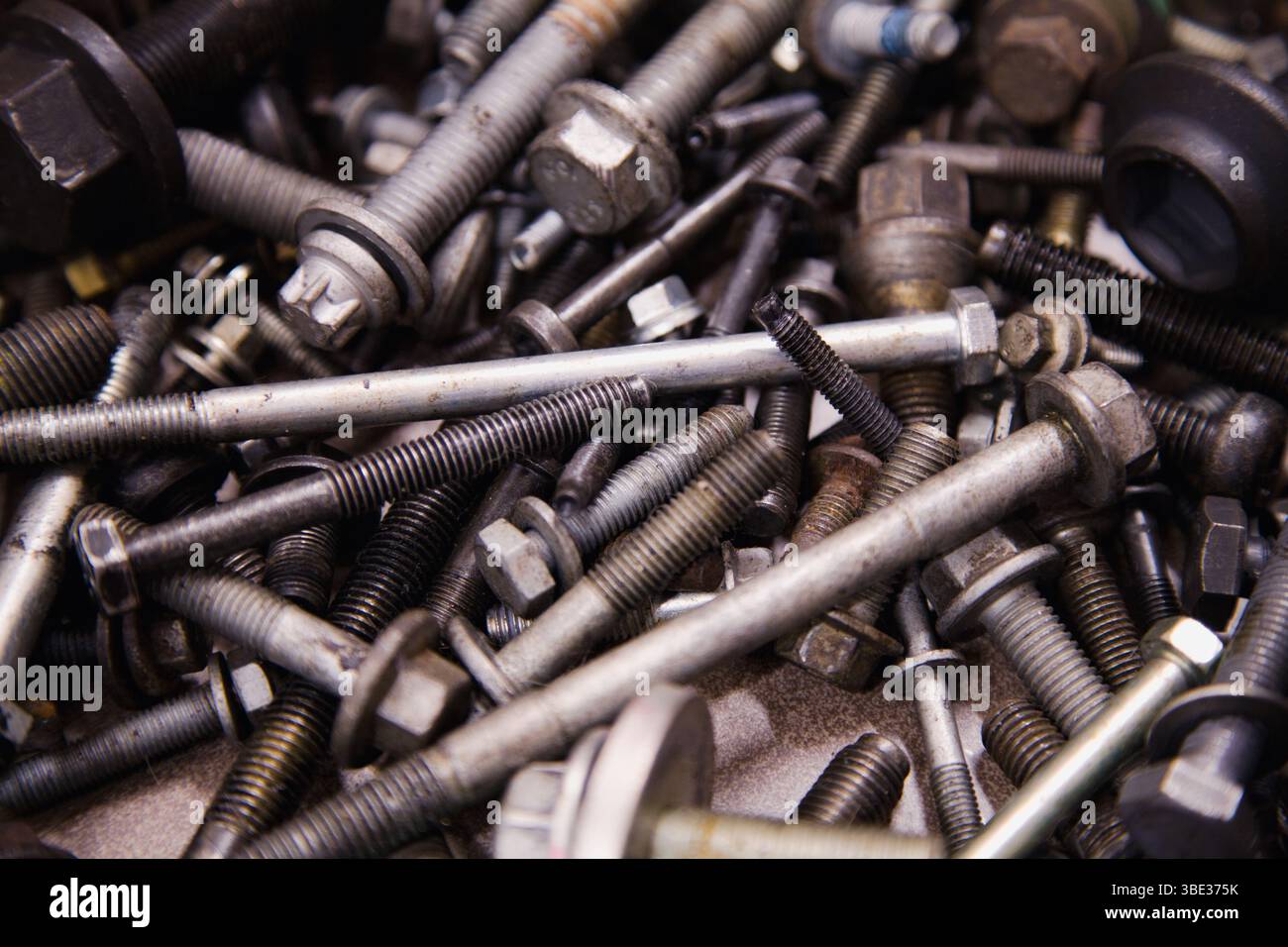 Scattered bolts and screws of different sizes forming an industrial background Stock Photo - Alamy